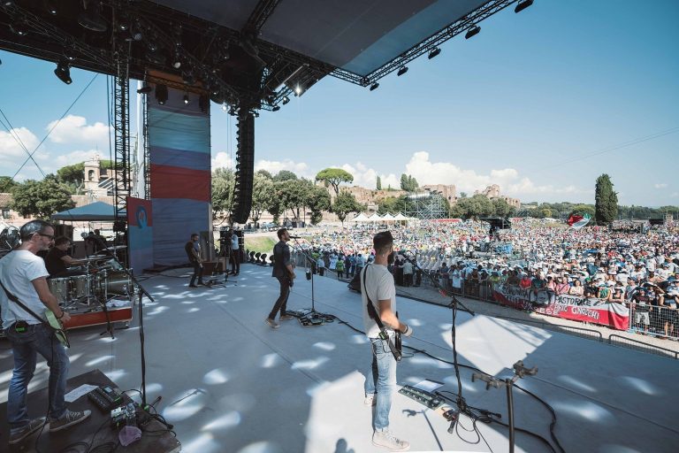 Concerto al Circo Massimo con 70.000 giovani - The Sun